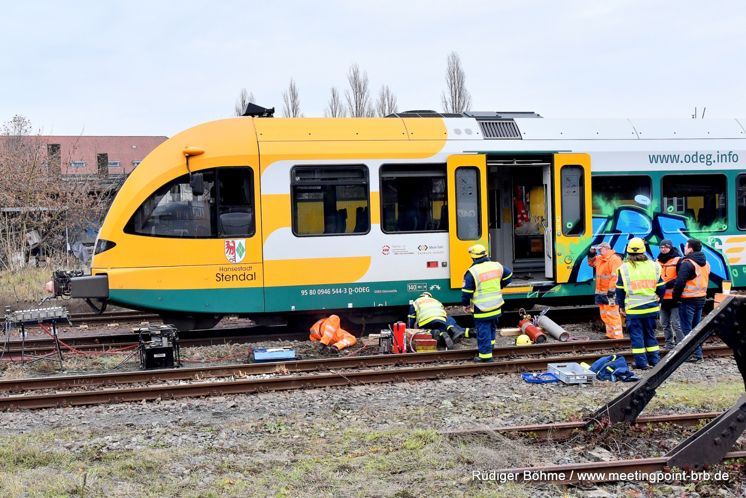 Defekter ODEG-Triebwagen mit Hilfe des THW Belzig transportfähig gemacht