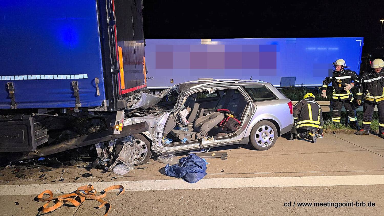A2-Crash: Auto kracht in Sattelzug - Fahrer eingeklemmt!