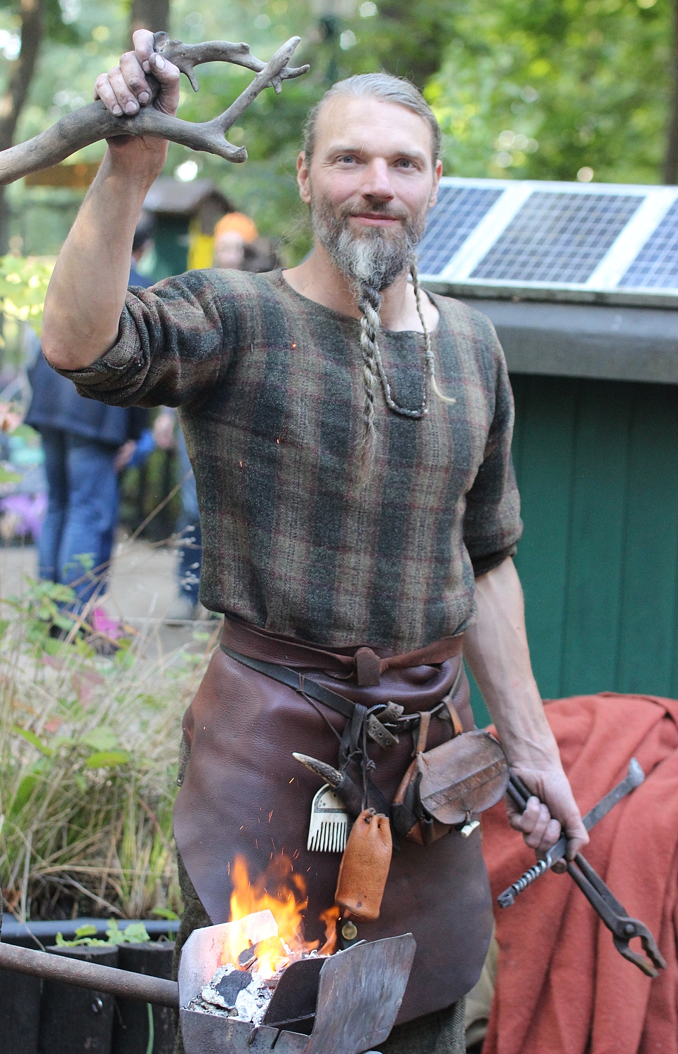 Robert Seiler hantiert beim Herbstfest im Slawendorf mit Feuer und Eisen