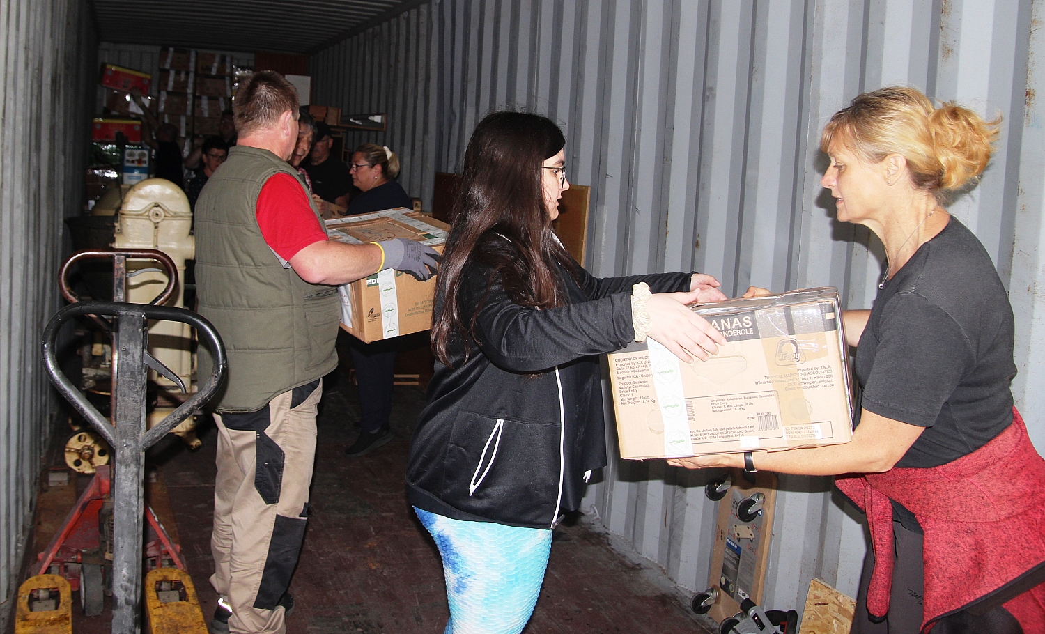 Nach vier Stunden harter Arbeit war der Container für Gambia vollgepackt