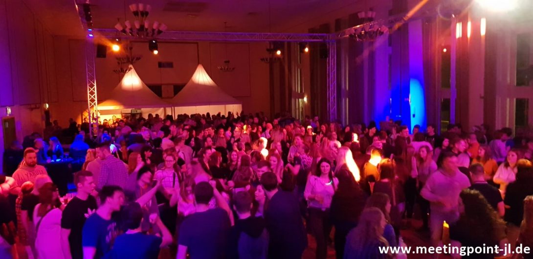 Volles Stadtkulturhaus zur Disco Pogo Party