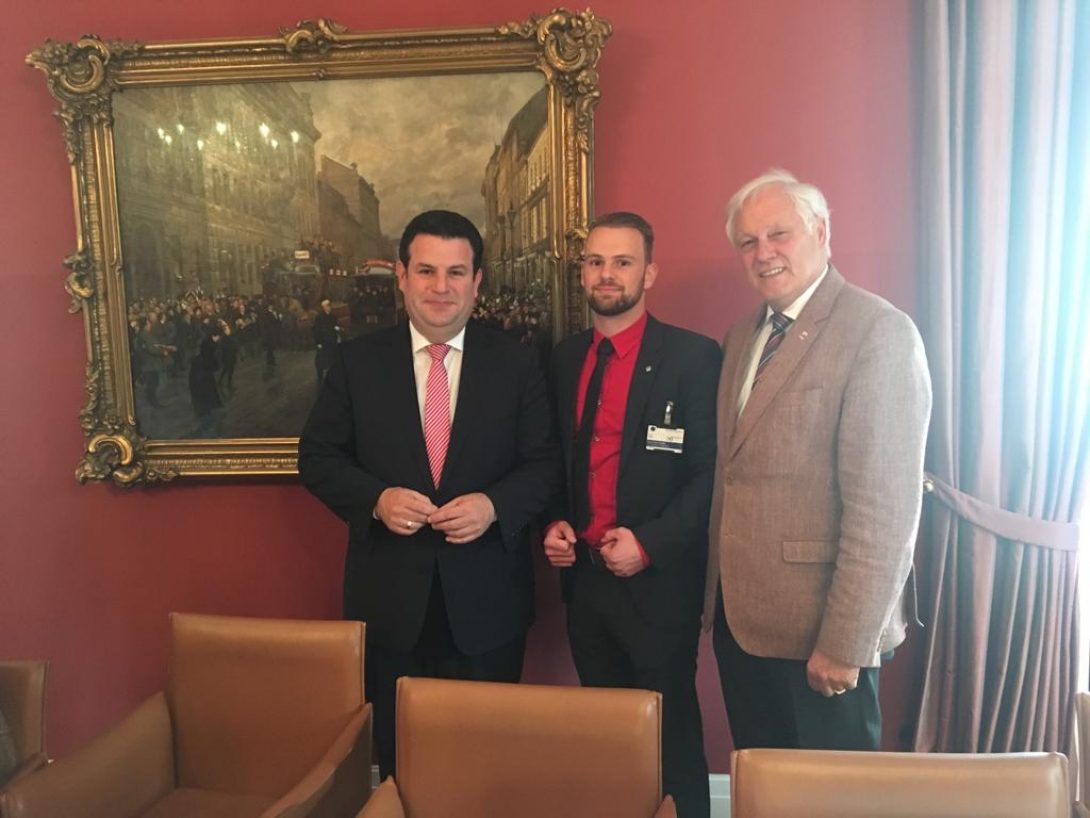 Robert Pape beim Know-how-Transfer im Bundestag: Berliner Politik ...