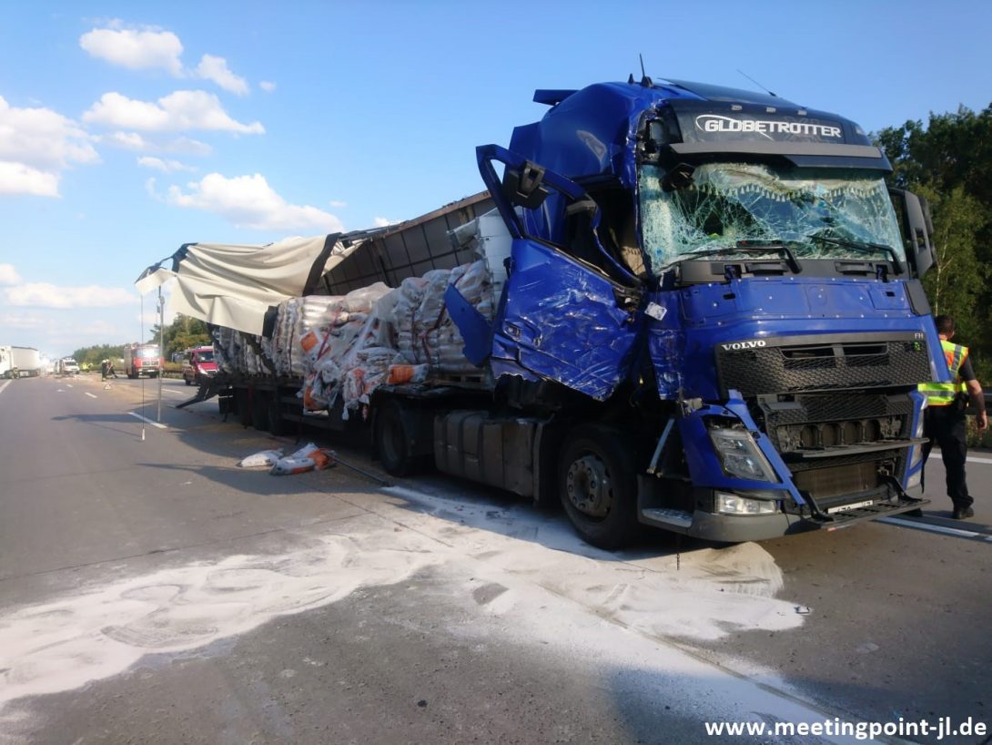 A2: 40-Tonner übersieht Stauende und kracht in LKW