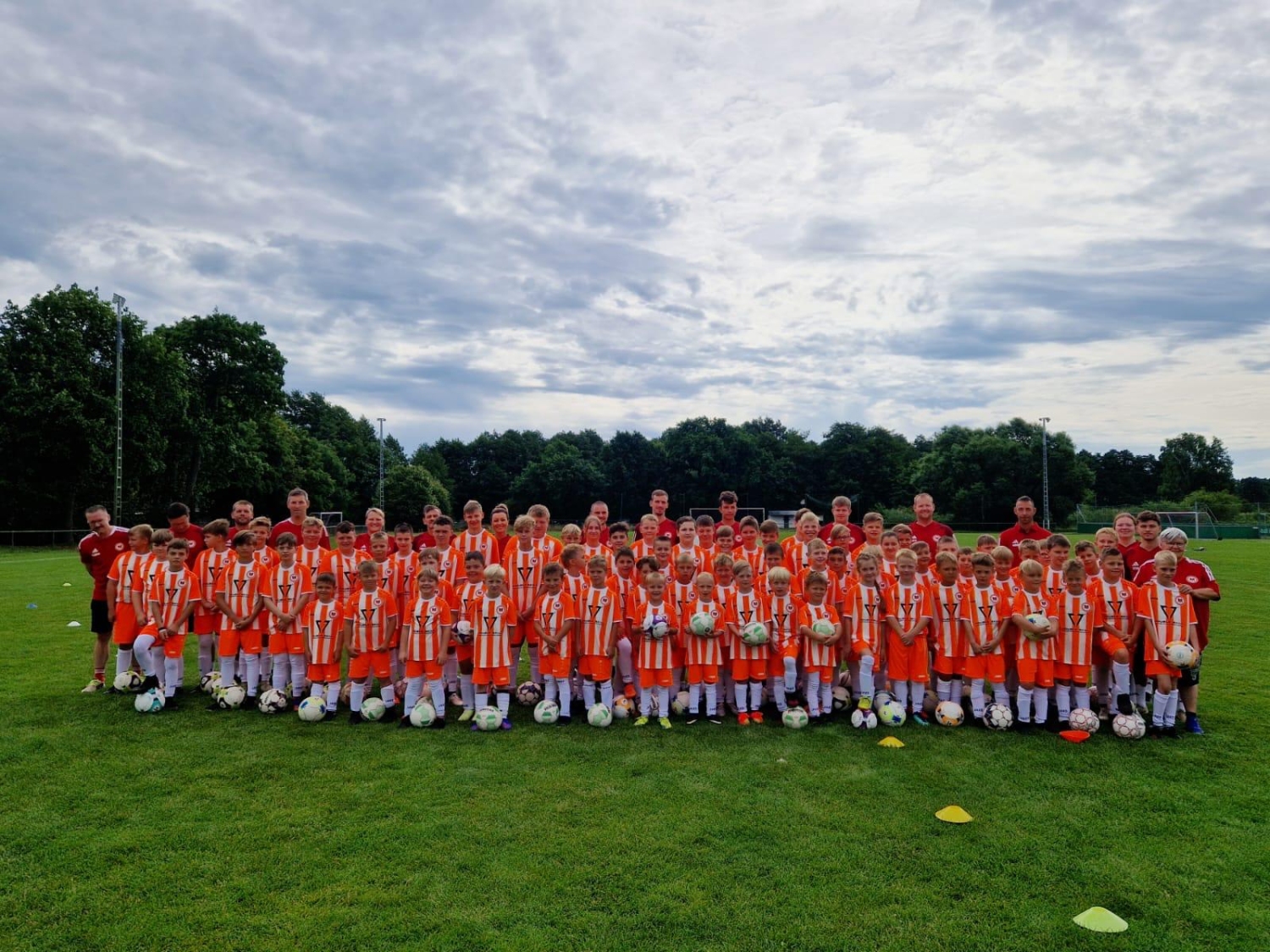 Leserbrief: 70 Nachwuchskicker voll am Ball