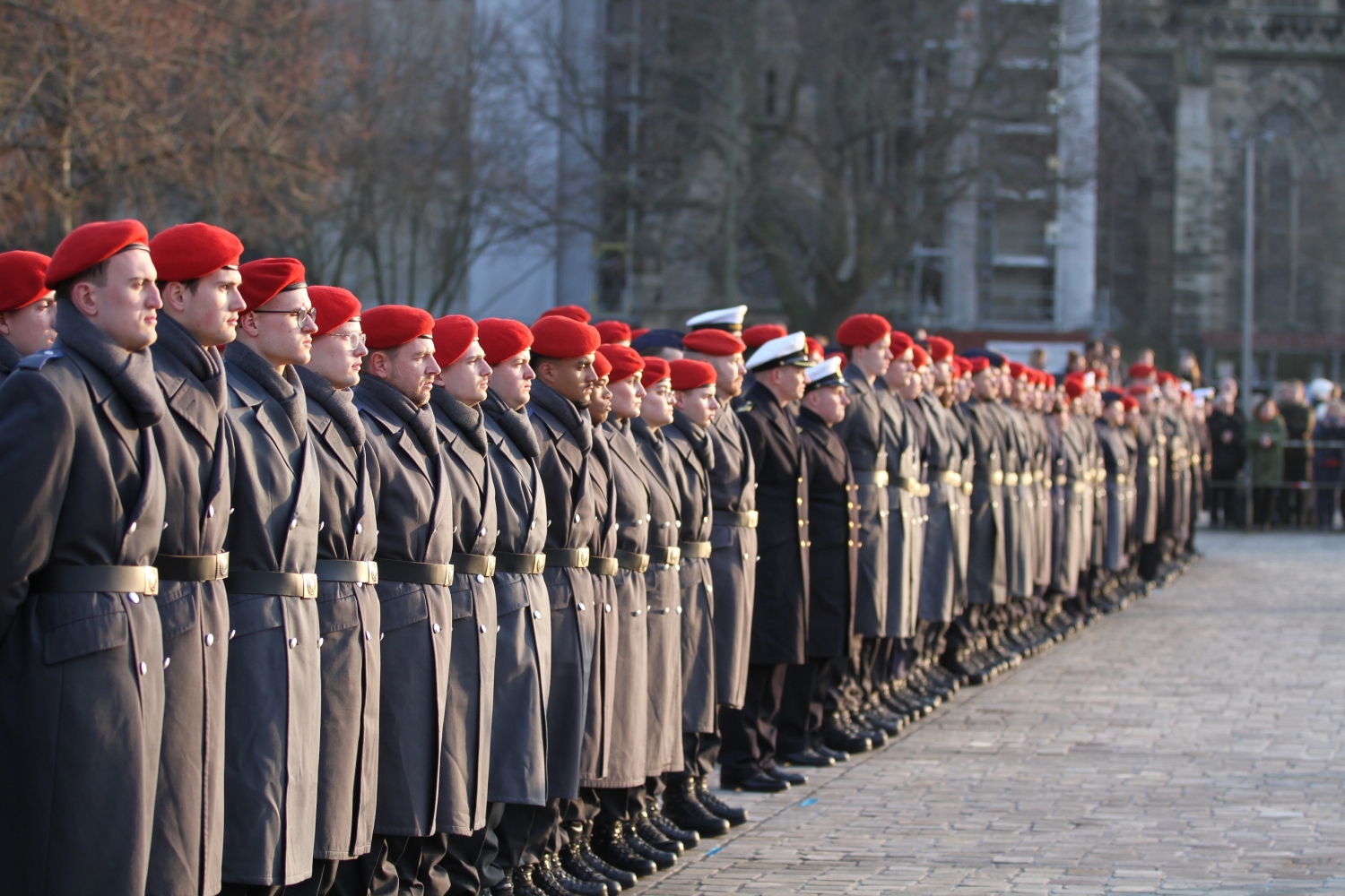 Rekruten der Bundeswehr legen feierliches Gelöbnis auf dem Domplatz ab