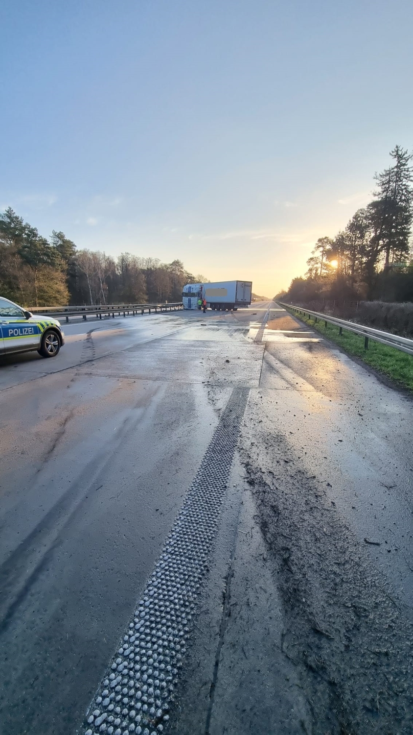 A2 Richtung Berlin bei Theeßen voll gesperrt - LKW Unfall