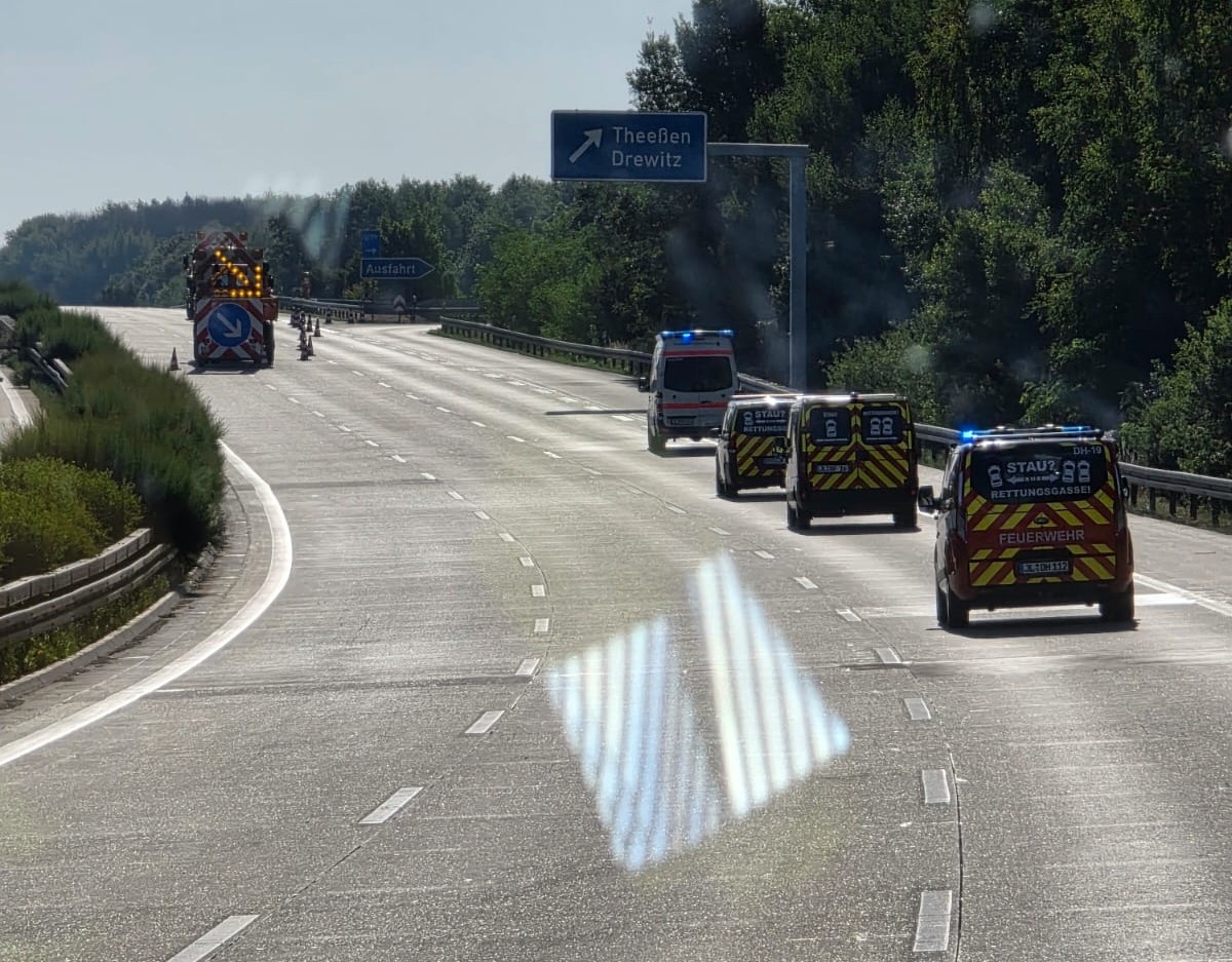 +++Erneut schwerer Unfall auf der A2 bei Burg: Reisebus fährt auf LKW+++