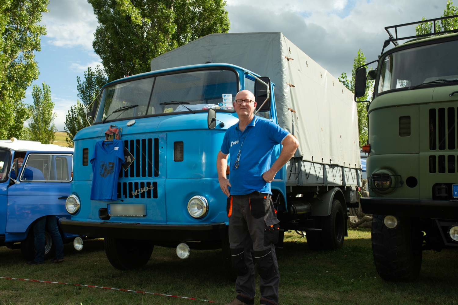 Mit XXL-Fotogalerie: Tausende Oldtimer-Fans feiern DDR-Fahrzeuge auf der OMMMA 2025