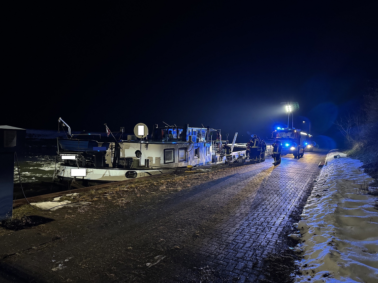 Zweiter Fall binnen einer Woche: Eisscholle reißt Loch in Schiff auf ...